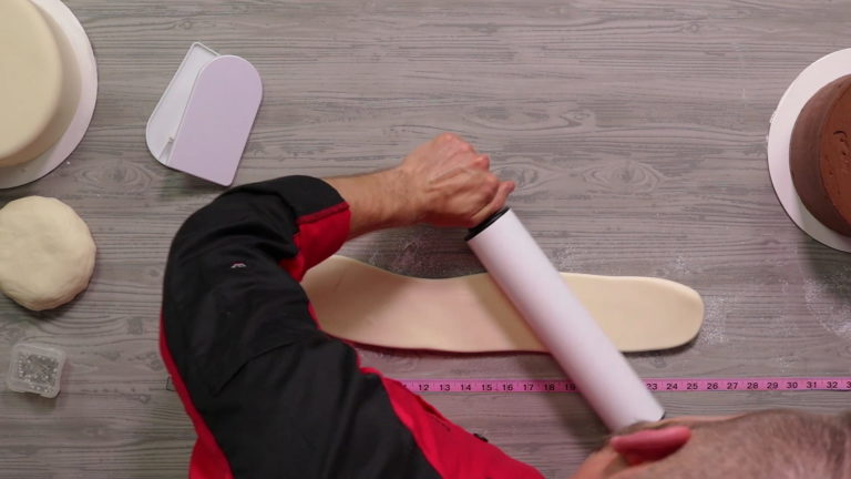 How to Cover a Cake in Fondant And Get Sharp Edges